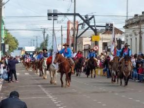 Desfile do 20 de Setembro com sol e nuvens, mas chove na tarde em Cruz Alta